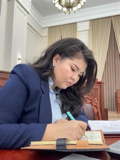 Olloo Mn Өдөр УИХ ын гишүүн М Нарантуяа Нара🇲🇳 🚀 Монголыг 30н гэр бүл тонодог яадаг ийдэг гэж