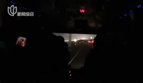 新春走基层 便衣交警跟车暗访大巴确保春运平安 新春走基层确保春运回家路平安 便衣交警跟车暗访客运大巴 看看新闻网