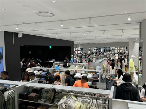 ‘무탠다드 오프라인 전략 통했다…무신사 지난해 매출 1조원 돌파