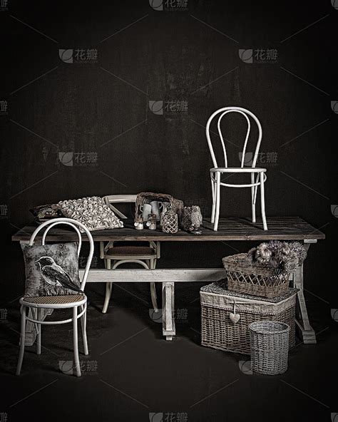 现代家庭黑色背景和卧室与沙发