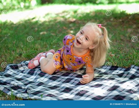 Petite Fille S Asseyant En Stationnement Image Stock Image Du