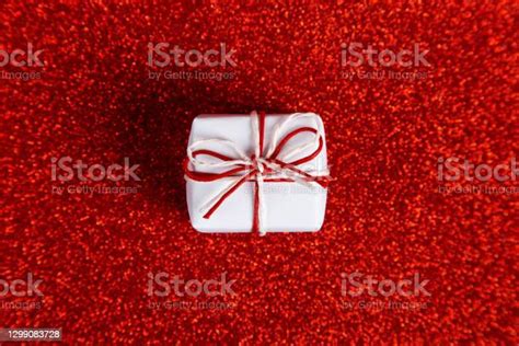 붉은 반짝이는 배경에 작은 흰색 선물 측면에 스팽글 발렌타인 데이에 대한 개념 공간을 복사합니다 0명에 대한 스톡 사진 및 기타 이미지 Istock