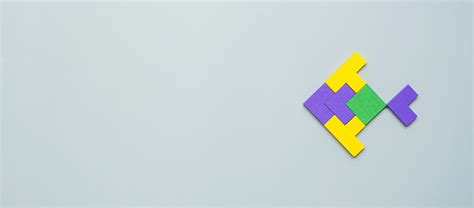 회색 배경에 화려한 나무 퍼즐 조각의 물고기 모양 블록 논리적 사고 비즈니스 논리 수수께끼 결정 솔루션 합리적 사명 성공 목표 및 전략 개념 0명에 대한 스톡 사진 및 기타