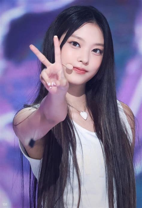 Adore Them ♡‧₊˚에 있는 M εïз님의 핀 연예인 스타일 앞머리 있는 머리 예쁜 여자 얼굴