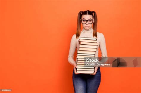 클로즈 업 사진 아름다운 그녀 그녀의 숙녀 예쁜 헤어 스타일 물린 입술 오 표정 보유 팔 손 많은 책 눈 전체 공포 시험 착용 캐주얼 파스텔 풀오버 옷 고립 오렌지 배경