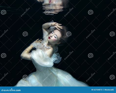 Jeune Fille Dans La Longue Robe Blanche Sous Marine Image Stock Image