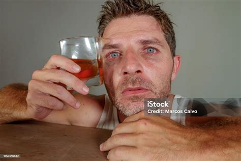 알코올 사람과 화가 젊은 술 마시는 위스키 유리 음주 더러운 내의 입고 낭비 및 알코올 남용 및 중독 및 알코올 중독 문제에 어두운 배경에 지저분한 절연 건강관리와 의술에