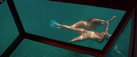 Голая Келли Брук в Piranha 3d