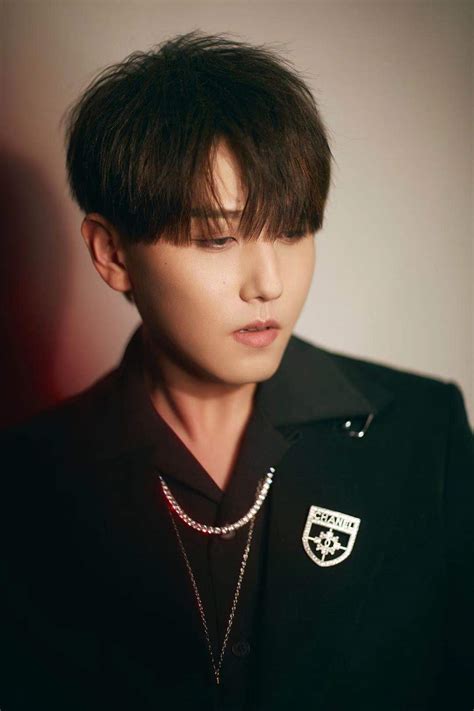 赵泳鑫斩获“年度最佳人气唱作人” 盛典现场首唱《多余》 360娱乐，你开心就好