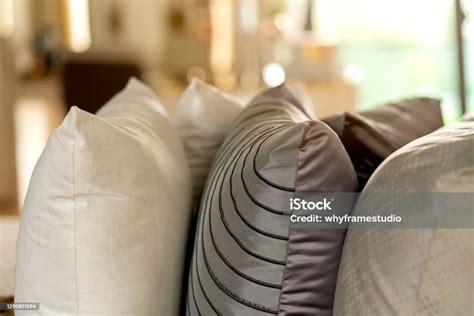 침대와 담요 침실 인테리어 디자인 개념에 흰색 베이지 색 부드러운 베개를 닫습니다bed 메이드 럭셔리 아이디어 개념 가구에 대한 스톡 사진 및 기타 이미지 Istock