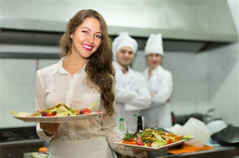 Camarero De Sexo Femenino Que Toma El Plato En La Cocina Foto De Archivo Imagen De Interior