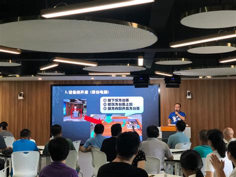 我校开展 智慧录播室使用及精品在线课程” 主题培训活动
