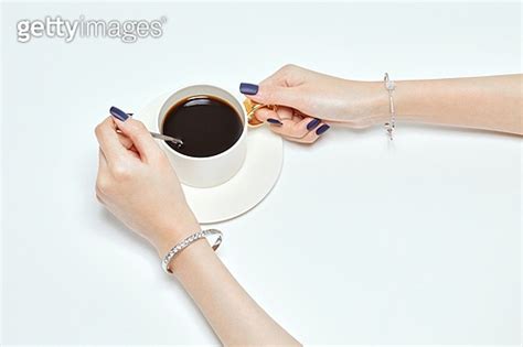 사진 한국인 동양인 인종 성인여자 사람손 사람팔 행동 손짓 뷰티 쥬얼리 반지 팔찌 액세서리 인조물건 누끼 누끼 부분 아름다움 의료성형