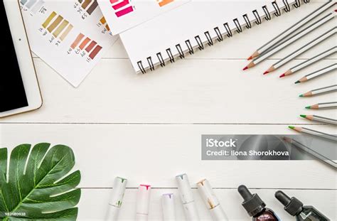 아트 디자이너 또는 일러스트 레이 터 작업 그리기 및 스케치 도구 스케치 북과 Monstera 리프 플랫 누워 평면도 흰색 나무