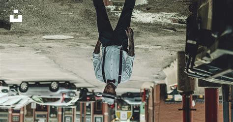 파란색 데님 재킷과 파란색 데님 청바지를 입은 남자가 갈색 바위에 서 있다 사진 Unsplash의 무료 디모인 이미지