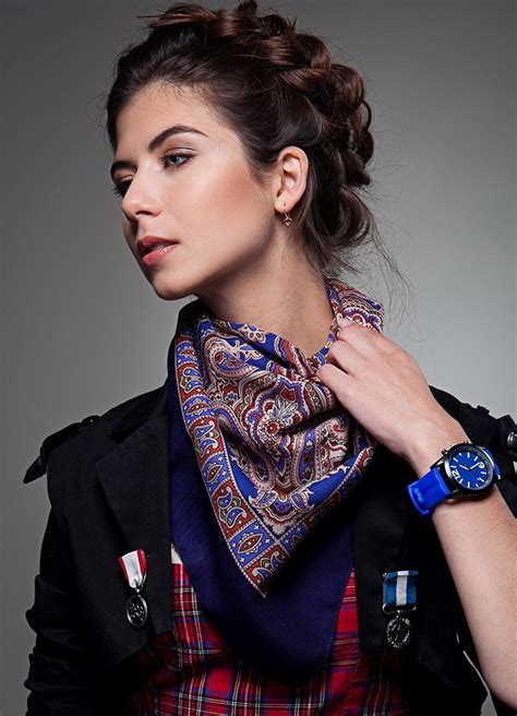 Как завязать женский шейный платок?