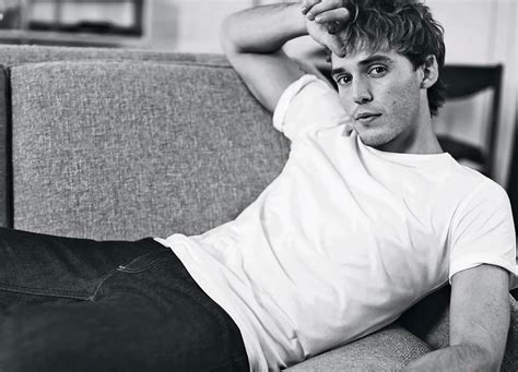Sam Claflin Scrolller