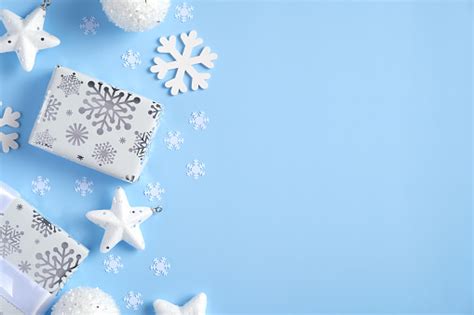 องค์ประกอบคริสต์มาส ตกแต่งคริสต์มาสที่สง่างาม ของขวัญ เกล็ดหิมะ ดาว กระดาษโปรยบนพื้นหลั ภาพสต็อก