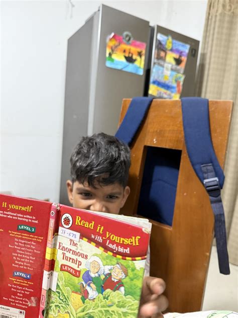 V7 අක්කා ඉස්කෝලේ ඇරිලා එනකොට සුදූට කියවන්න පුලුවන් විදියේ පොඩි පොත් අරගෙන එනවා අක්කා ඉස්සර