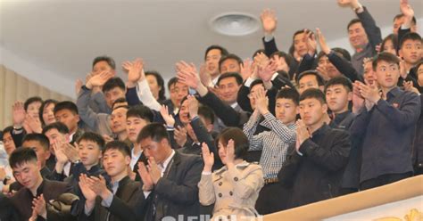 포토 기립박수치는 북한 관객들