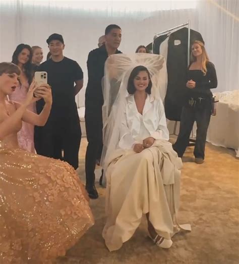 Taylor Swift Wears Oscar De La Renta Dress At Selena Gomez And Benny
