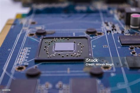 그래픽 카드 프로세서 마이크로칩 및 프로세서가 있는 미래 전자 회로 기판의 매크로 보기입니다 기술 배경 개념 선택적 초점 0명에 대한 스톡 사진 및 기타 이미지 Istock