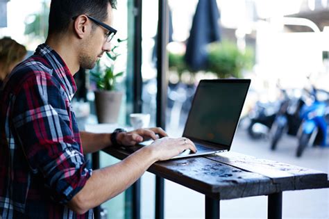 스크린 소프트웨어를 업데이트 하는 코드를 작성 하는 숙련 된 잘생긴 It 개발자를 모의로 노트북 컴퓨터를 통해 원격 작업을 하