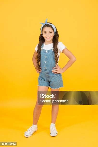 헤어 케어 활동적인 라이프 스타일 내부 의 에너지 휴가 시간 패션 트렌드 작은 패시니 스타 노란색 배경 귀여운 아이 패션 소녀 여름 패션 컨셉 소녀 긴 곱슬 머리 넥타이