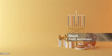 3d 렌더링 메노라 또는 전통적인 칸델라브라  상자 도넛 및 나무 드레이델 Orspinning 상단 노란색 배경에 도넛과 유대인 휴일 하누카의 이미지 하누카에 대한