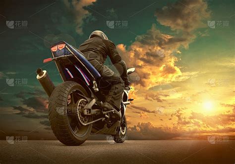 在乌云密布的天空下，男人坐在摩托车上