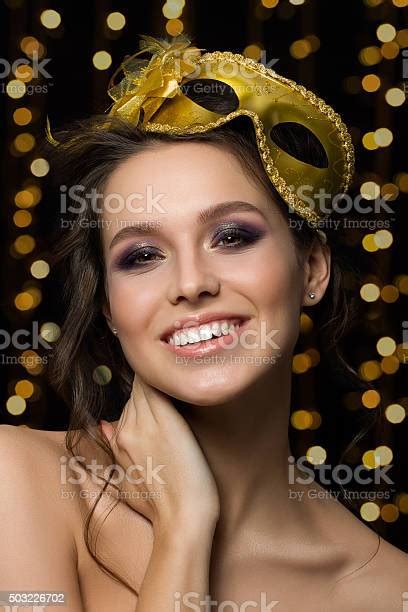 인물사진 아름다운 젊은 웃는 여자 안전띠를 골든 파티라는 M 갈색에 대한 스톡 사진 및 기타 이미지 갈색 갈색 머리 공휴일 Istock