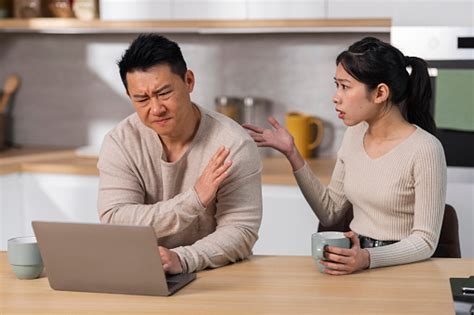 그녀의 남자 친구에게 관심을 요구하는 절망적 인 아시아 여성 18 19세에 대한 스톡 사진 및 기타 이미지 18 19세 2명 35 39세 Istock