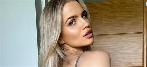 Boxer Daniella Hemsley In Lingerie Pulls Out The Mistletoe