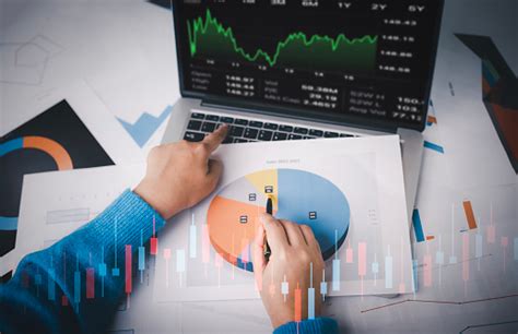 계획과 전략 주식 시장 비즈니스 성장 감소 금융 위기의 개념 Echnical 가격 그래프 및 지표 외환 거래를 분석하는 빨간색 촛대 차트와 함께 노트북을 사용하는 남자