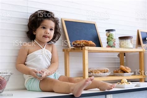 행복한 히스패닉 어린이 소녀는 집에서 부엌에서 음식과 케첩을 먹고 과자와 피자를 먹고 맛있는 즐기는 백인 아기 18 23 개월에 대한 스톡 사진 및 기타 이미지 Istock