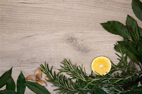 로즈마리 잔가지 베이 잎 레몬 마늘을 곁들인 푸드 프레임 0명에 대한 스톡 사진 및 기타 이미지 0명 건강한 생활방식