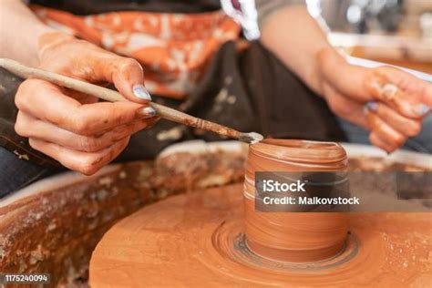 장인의 손 만들기 도자기 그릇 도공 바퀴에서 일하는 여성 점토 전망 상단에서 가족 비즈니스 숍 조각 냄비 공예에 대한 스톡 사진 및 기타 이미지 Istock