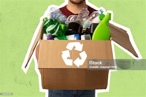 현대 미술 콜라주 녹색 배경에 재활용 표지판이있는 쓰레기 유형이 다른 상자를 들고있는 남자 예술에 대한 스톡 사진 및 기타