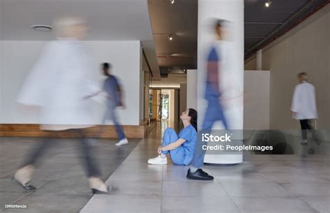 바쁜 병원에서 일하는 동안 피곤해 보이는 젊은 여성 의사의 샷 정서적 탈진에 대한 스톡 사진 및 기타 이미지 정서적 탈진 의사 건강관리와 의술 Istock