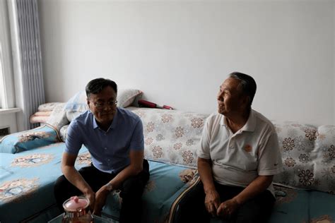 工会进万家，把爱送到家——自治区总工会副主席包铁强看望慰问劳模、困难职工乌海市