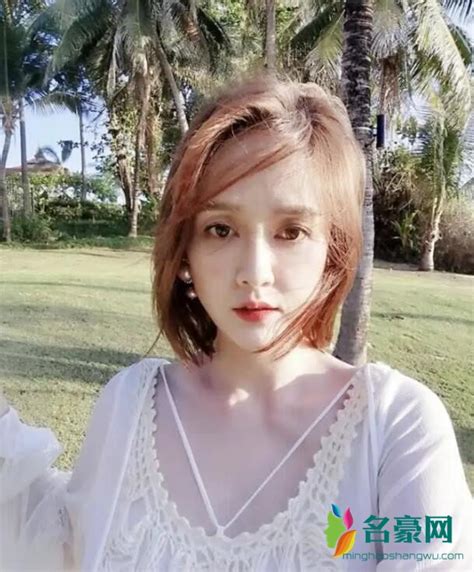 陈乔恩一袭白裙亮相 皮肤白皙笑容灿烂像仙女下凡 明星资讯 名豪网
