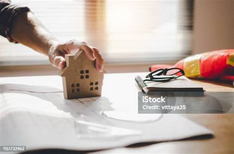 손 전문 건축가 건설 현장 계약자 건설 엔지니어링 홈 디자인 컨셉의 사무실 센터에 직장 책상에 집 모델과 청사진을 가진 인테리어 건설 산업에 대한 스톡 사진 및 기타 이미지