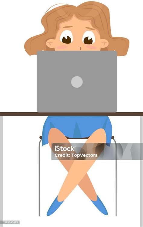 책상 프론트 뷰 온라인 교육 또는 코스 어린이 프로그래머 캐릭터 만화 스타일 벡터 일러스트레이션에서 노트북 컴퓨터를 사용하는 귀여운 소녀 공부에 대한 스톡 벡터 아트 및