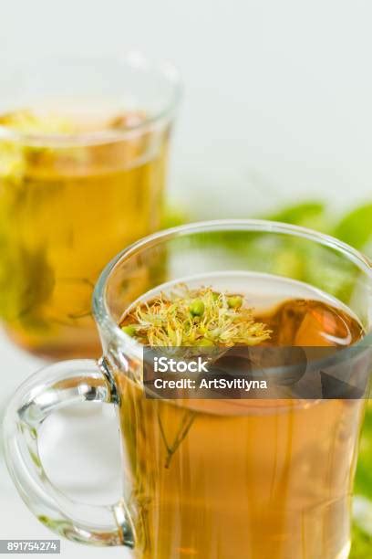 흰색 나무 표면에 린든 꽃과 투명 한 들어간다 유리에 린든 꽃 차 건강관리와 의술에 대한 스톡 사진 및 기타 이미지 건강관리와 의술 건강한 생활방식 귀여운 Istock