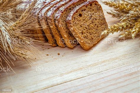 갓 구운 빵 나무 질감 배경에 밀 곡물 귀 또는 스파이크 식물 소박한 전통 빵의 신선한 덩어리 거친 빵과 부스러기가있는 호밀 빵집 건강한 식품 개념 0명에 대한 스톡 사진