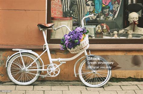 파란 꽃과 빌뉴스에서 거리의 전체 바구니와 함께 흰색 빈티지 자전거 거리에 대한 스톡 사진 및 기타 이미지 거리 교통수단 귀여운 Istock