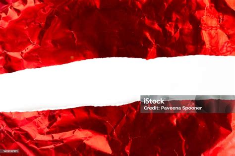 구겨진 빨간색 알루미늄 호일은 텍스트를 붙여 넣기 위해 흰색 배경에 중간에 찢어졌습니다 빨강에 대한 스톡 사진 및 기타 이미지