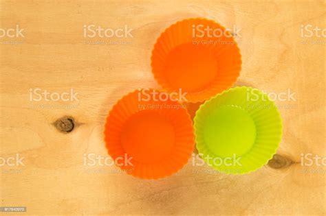 오렌지와 밝은 녹색 실리콘 베이킹 컵 머핀 또는 단단한 나무 배경에 컵 케이크 최고의 볼 수 있습니다 가정 생활에 대한 스톡 사진 및 기타 이미지 Istock