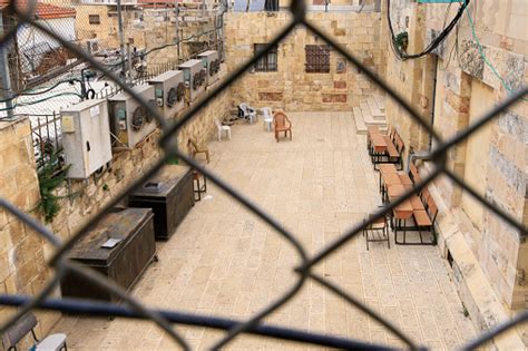이스라엘 예루살렘 구시가지의 성전 산에 있는 마드라사 지붕에서 나온 내부 학교 안뜰의 전경 0명에 대한 스톡 사진 및 기타 이미지 0명 건설 현장 건축 Istock