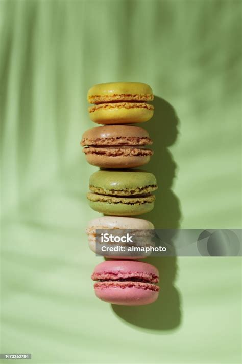 그림자가 있는 녹색 배경에 화려한 파스텔 에코 수제 마카롱 3월 8일 세계 여성의 날 발렌타인 데이 선물 0명에 대한 스톡 사진 및 기타 이미지 Istock